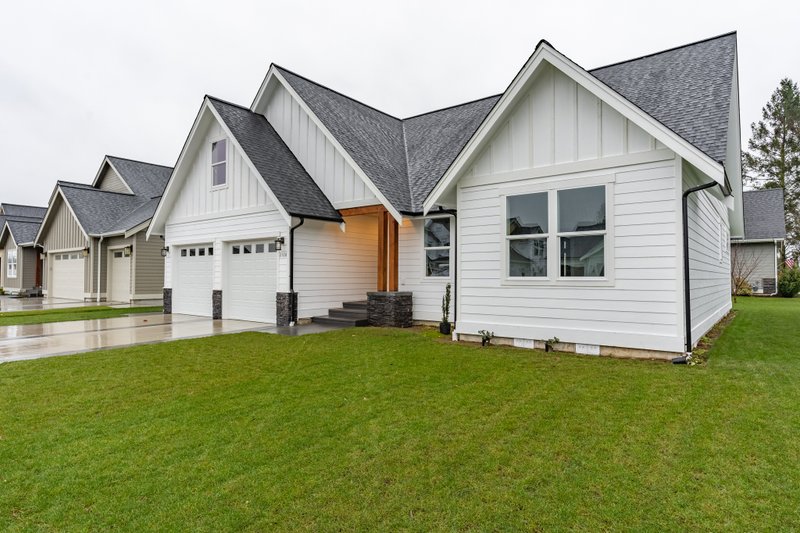 Farmhouse Style House Plan - 4 Beds 3 Baths 2283 Sq/Ft Plan #1070-97 ...