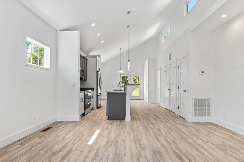 Modern Style House Plan - 3 Beds 2 Baths 1350 Sq/Ft Plan #79-292 ...